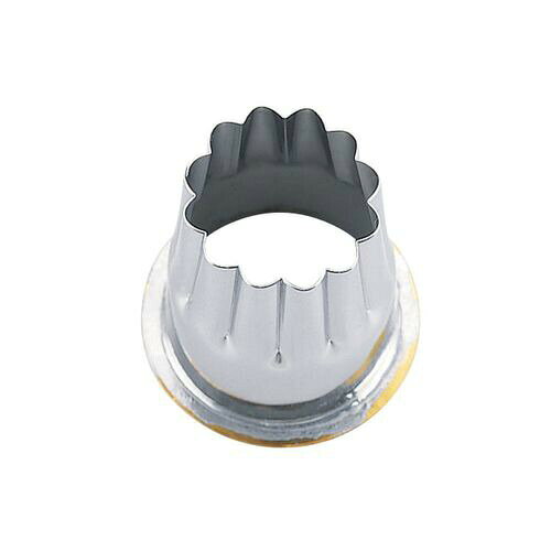 遠藤商事 18-8穴クリ芯抜型 外仕上げ用 菊 40mm用 BNKD805 JANコード 4905001283567●サイズ(mm用):40●幅×奥行×高さ(mm):55×55×50●材質：18−8ステンレス　真鍮板■食材に穴クリ型を施した...