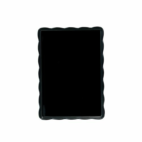 よし与工房 ウェーブメラミンケーキトレー（黒） YO-2535-K WKCN702 JANコード 4533976201486●メーカー品番:YO-2535-K●幅×奥行×高さ(mm):350×250×15●(内寸)幅×奥行(mm):325×...