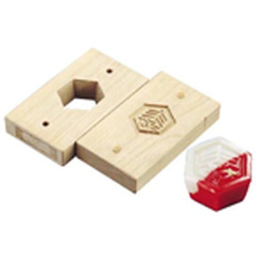 遠藤商事 手彫物相型（上生菓子用） 亀甲に寿 WBT18 JANコード 4905001709296●(でき上り寸法)幅×奥行×高さ(mm):約40×47×24●重量(kg):0.28●材質：さくら材■材質:桜材職人が一つ一つ丁寧に仕上げた手...