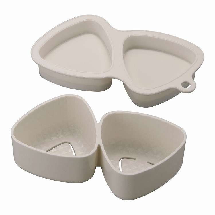 ●出来上がり寸法:65×65×H24●耐熱温度:120度●ダイヤカット加工なので、おにぎりが簡単に抜けます。※洗浄機対応【代引きについて】こちらの商品は、代引きでの出荷は受け付けておりません。【送料について】北海道、沖縄、離島は送料を頂きます。