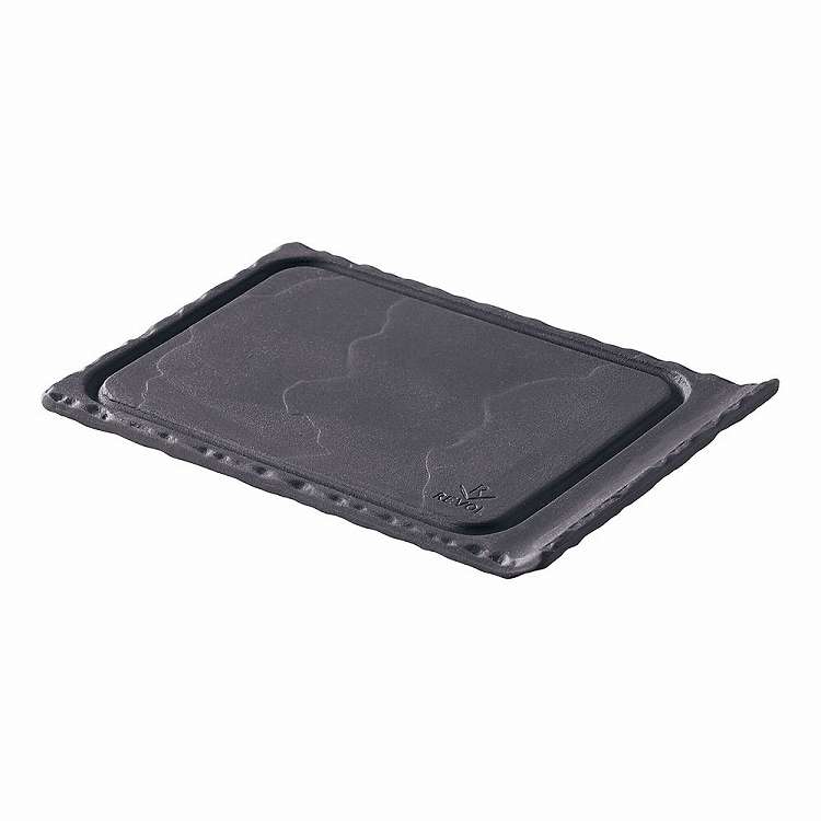 ●材質:磁器●FROMBLACKCERAMICCOMESBASALT...●バサルトシリーズの黒の色は、黒の磁器の素材によるものです。自然の粘板岩の色を目指してデザインされたもので、磁器の特性を生かし高温で焼成され、無孔のため様々な熱源に対...