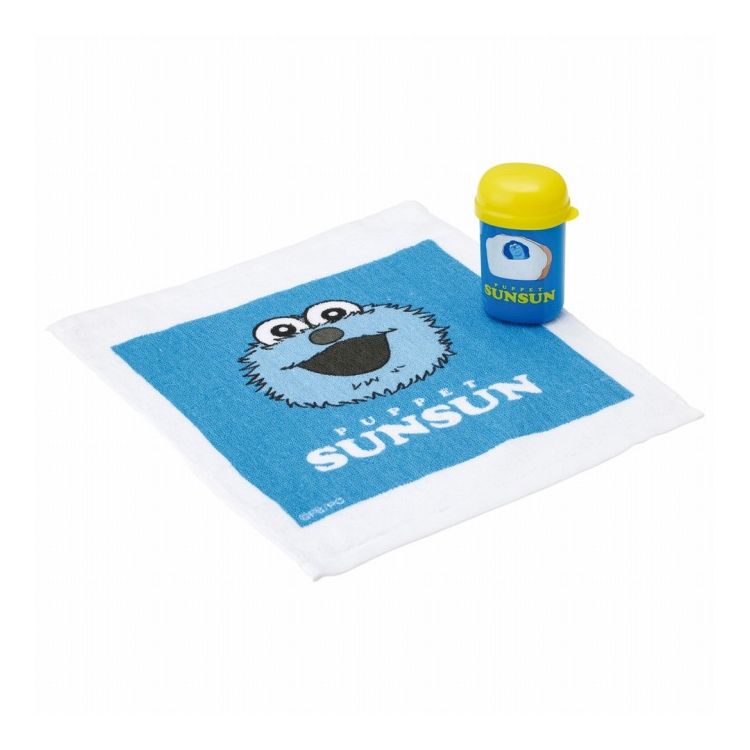 【商品詳細】行楽や普段使いに便利なおしぼりとケースのセット。濡れたおしぼりを凍らせてお弁当と一緒に持つと保冷剤代わりになっておすすめです！名前シール付き。【商品サイズ(約)】ケース：60×50×108mmおしぼり：320×280mm総重量：...