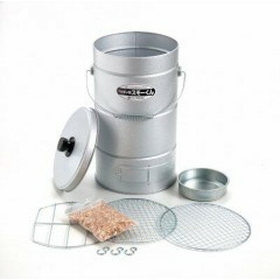 【商品説明】●本体ロング仕様だから吊下げ調理が更に便利に。●付属品：Sフック、焼網3枚、さくらチップ100g●重量：1500g●生産国：日本※メーカーの都合によりパッケージ、内容等が変更される場合がございます。当店はメーカーコード（JANコ...