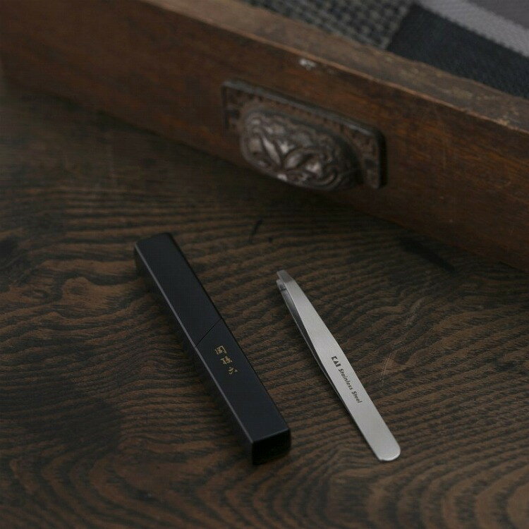 【商品詳細】●精密に先端の合わせが調整された先平タイプの毛抜きです。●本体サイズ:111×17×15mm。●重量:24g。●材質:毛抜き/ステンレススチール、ケース/ABS樹脂。【代引きについて】こちらの商品は、代引きでの出荷は受け付けてお...