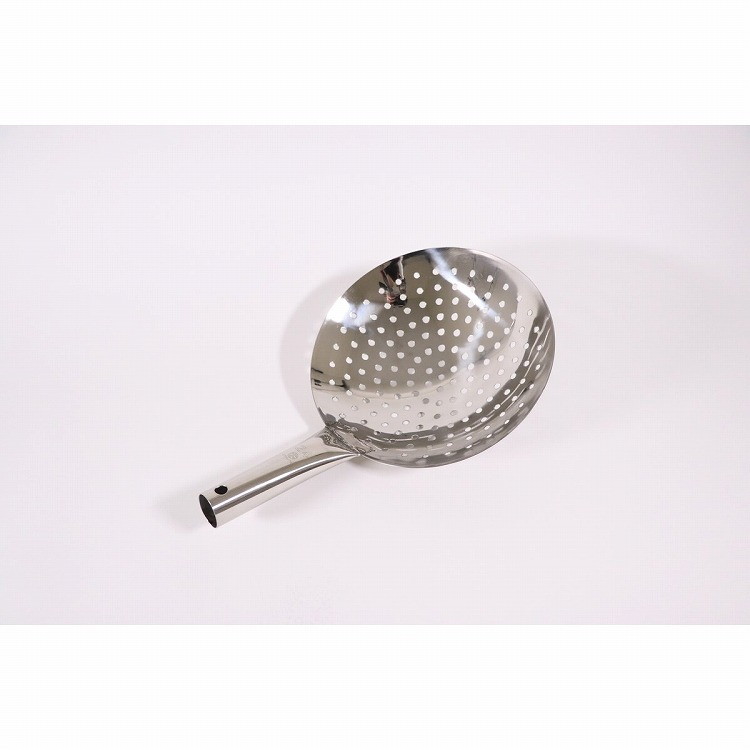 【商品説明】●揚げ物も煮物も、しっかり支える深型ザーレン。【商品詳細】●8-8ステンレス製の中華深型ザーレン。●深さがあるため、揚げ物や煮物をしっかりとこなせ、食材を均等に処理できます。●耐久性に優れ、業務用としても信頼できる品質です。●サ...