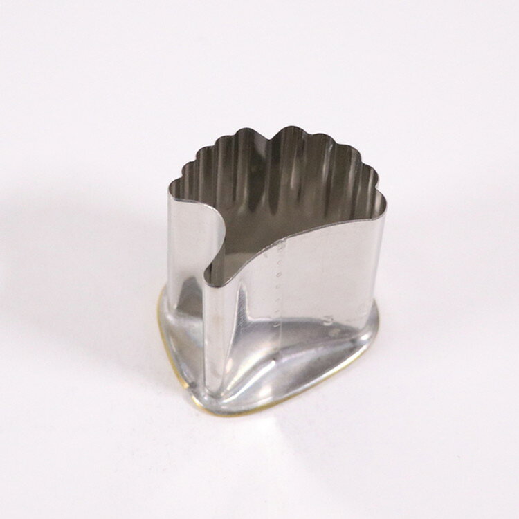 ●力を入れても手が痛くなりづらい。【商品情報】●たかもりの厚口野菜抜。●渕/真鍮巻き。●たかもりブランド。●力を入れても手が痛くなりづらい。●食材を吟味し、形を吟味する。●洗練された抜型はその機能を進化させ、料理の華を咲かせます。●代々培わ...