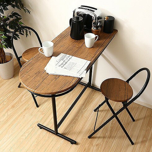 こちらはお客様組み立て商品です。コンパクトサイズでお部屋に圧迫感を与えません。チェアは折りたたむことができるので使わない時には省スペースに収納できます。【本体サイズ】W1100×D470×H865mm【重量】15.5kg【材質】MDF、PV...