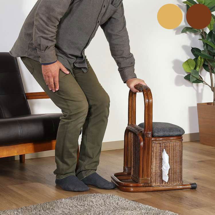 ■商品サイズ幅31×奥行39×高さ55cm■素材構造部材:籐(とう)表面加工:ラッカー塗装張地:ポリエステル100%クッション材:ウレタンフォーム■生産国インドネシア■特徴立ち座りをサポートするラタンの収納付きつかまりステッキ椅子やベッドか...