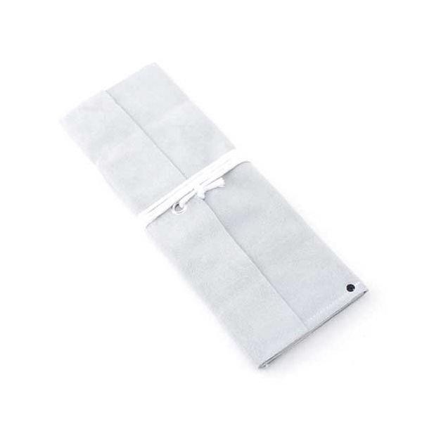 【商品特長】【用途】鋸などの収納。【機能・特徴】耐久力プラス柔軟性で使いやすさ抜群です。【仕様】●サイズ：約400x約360mm。●収納数：5枚。【材質】●本体：牛床皮。【注意事項ほか】●濡れたまま使用されますと革の伸びやリベット類の緩みの...