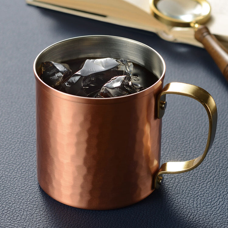 キンと冷たいおいしさが続く純銅カップ熱伝導に優れた銅は冷たい飲み物を注ぐと一気にカップ全体が冷え、格別な清涼感を楽しめますアイスコーヒー・お酒美しく高級感のある槌目模様握りやすい真鍮製の持ち手ここがポイント:銅イオン効果で飲み物がまろやかに...