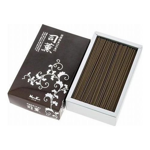 【商品説明】品質の良い香木にこだわり、希少な香原料を厳選して用いた奥ゆかしい「香木の香りの逸品」です。【商品詳細】製造国：日本本体重量(g)：260メーカー名：株式会社日本香堂商品区分：日用雑貨品【特長】薫香剤、お線香、仏事線香【代引きにつ...
