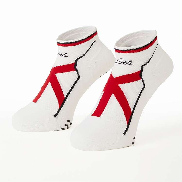 長距離の足の動きに着目したレース専用ソックス。かかとで着地し前足部で離地する長距離アスリートの足に合わせた「L」型のソックス。柔軟性があり、足関節の大きな動きを損なわない設計。ツッパリ感を軽減する大メッシュと、ムレ感を軽減しつつ着用感を向上...