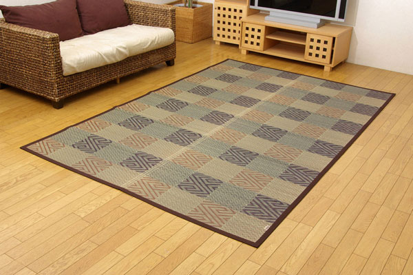 モダンな和柄のい草カーペットです。ボリュームがあり、織りで凹凸を出しています。国産（九州産）のい草を使用しています。一本一本が太く、表皮が厚く繊維がキメ細かいので弾力性があり、耐久性に優れています。い草には空気の自然浄化作用、湿度の調節作用...