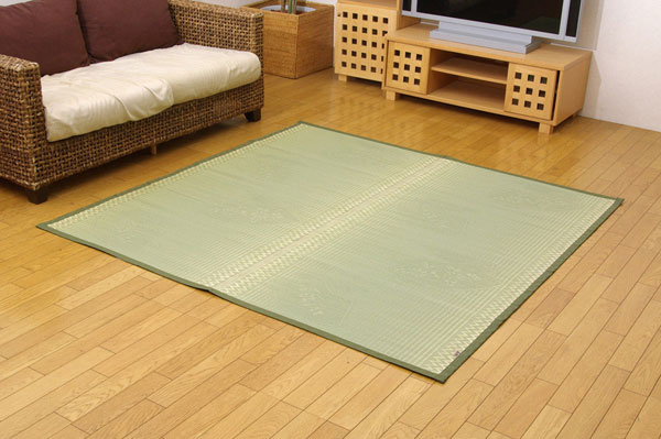 織りで柄を出した、ベーシックな無地花莚です。国産（九州産）のい草を使用しています。一本一本が太く、表皮が厚く繊維がキメ細かいので弾力性があり、耐久性に優れています。い草には空気の自然浄化作用、湿度の調節作用などがあります。また汚れにくく、使...