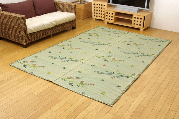 紅葉柄のい草カーペットです。ヘリにも紅葉柄をあしらい高級感を演出しました。縦糸の本数が多い袋織りという技法で繊細な柄を出しています。折れ曲がりが複雑なので、長いイ草を使用しないと切れてしまいます。縦糸が密なので、しっかりとして破れにくいのが...