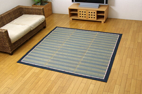 【商品詳細】■特徴味のある深い色合いの無地縁と小花の縁を二重にする事で、まるで着物のような風合いを表現したい草ラグです。い草には空気の自然浄化作用、湿度の調節作用などがあります。また汚れにくく、使用するうちに黄金色に変化し味が出ます。い草に...