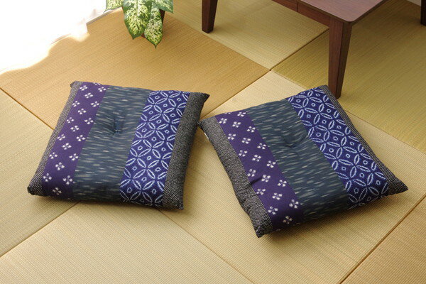 原産国:日本製素材:側地=綿100% 中材=ポリエステル100%※30℃以下の水温で弱い手洗いで洗濯してください。（洗濯機は使用できません。） 干し方＝日陰のつり干しがよい。綿100%和柄の座布団です。綿は繊維の中でも特に肌触りがよく、季節...