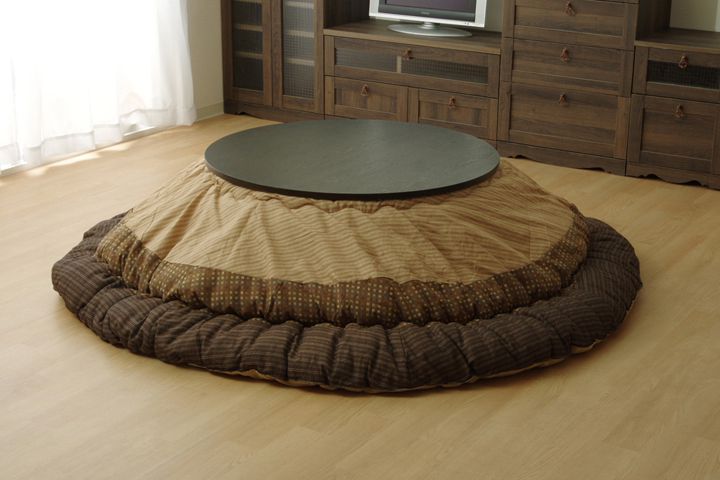 ロングセラーのしじら織のこたつ布団です。べとつかず肌触りの良いしじら織で和室にも洋室にも合うデザインに仕上げました。部分暖房のこたつは電気代もお得です。【商品詳細】■サイズ高さ40×幅50×奥行き70（cm）■重さ3.6（kg）■素材表地=...