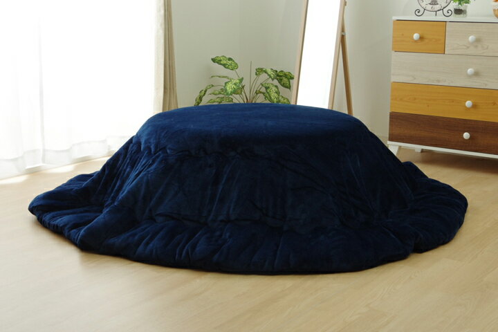 中わたに抗菌防臭加工を施した無地のこたつ布団です。側地には柔らかく、肌触りの良いフランネル生地を使用してます。毛足が短いので掃除機もかけやすく、毛足にゴミや埃が絡みにくいという特長もあります。両面使用可能なリバーシブルタイプです。また、表地...