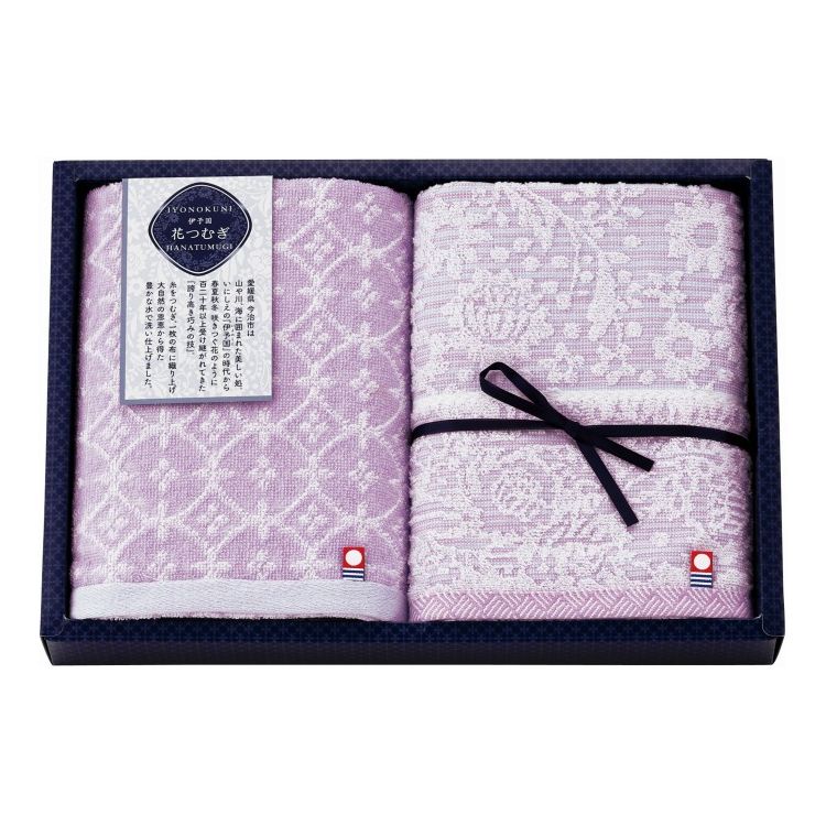 糸をつむぎ、1枚の布に織り上げ大自然の恩恵から得た豊かな水で洗い仕上げました。愛媛県今治市は山や川、海に囲まれた美しい処。“いにしえの『伊予国（いよのくに）』の時代から春夏秋冬咲きつぐ花のように”百二十年以上受け継がれてきた『誇り高き巧みの...