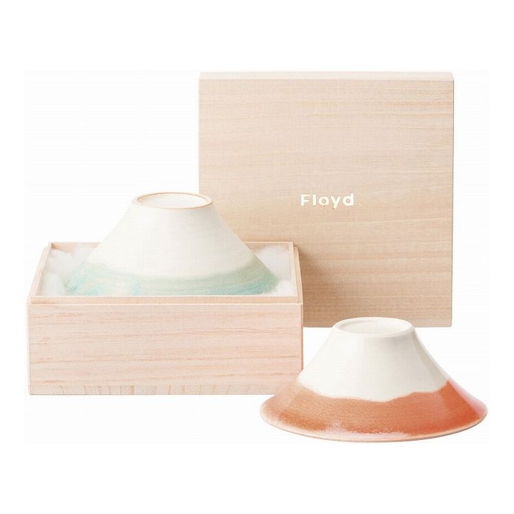 富士碗ペア FL06-00307【商品説明】富士に見立てたお茶碗。長崎県波佐見の陶窯にて焼き上げられたこの富士碗は、雪を表す白釉の上から、釉薬を自然に垂らすことで生まれる美しい対比をお楽しみいただけます。毎日違った表情を見せてくれる富士山と...