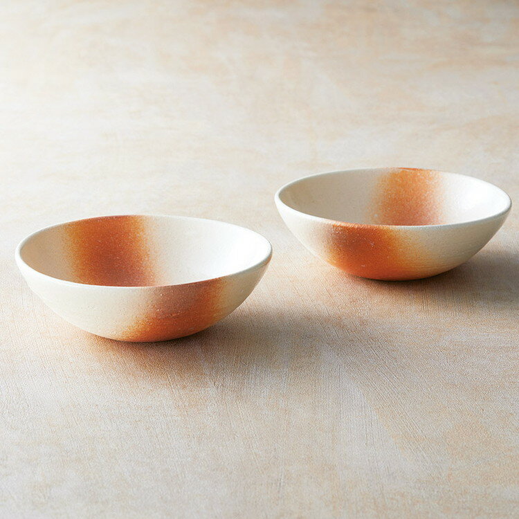 Scarletcolorの器。窯の場所やその時の土の性質、季節などでひとつひとつ表情が異なる味わいがある一品。陶器径14.5×4.5cm【代引きについて】こちらの商品は、代引きでの出荷は受け付けておりません。【送料について】北海道、沖縄、離...