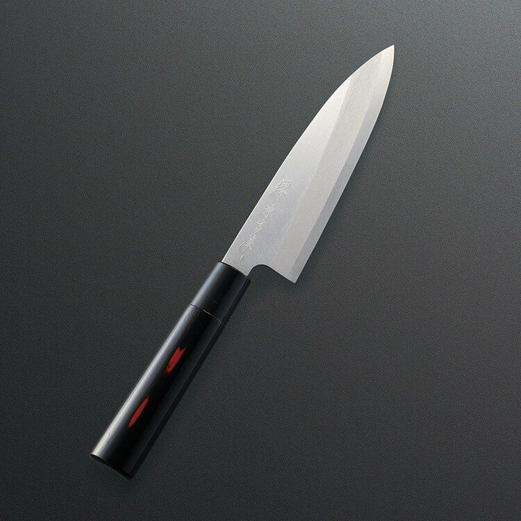 プロの料理人が好んで使用する600年の伝統を持つ堺刃物に紀州塗を施して、味のある風合いに仕上げています。鋼、柄部:朴刃渡15cm【代引きについて】こちらの商品は、代引きでの出荷は受け付けておりません。【送料について】北海道、沖縄、離島は送料...