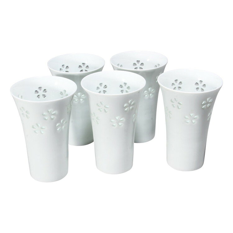 丹念にカット細工した陶磁器に、ガラス質の特殊な釉薬で水晶をイメージした美しい作品。桜のモチーフをレリーフとして透明なオリジナルの水晶釉で表現しました。良く冷えたドリンクを注げば、目にも涼しげな雰囲気。磁器径7×10.7cm（180ml）電子...