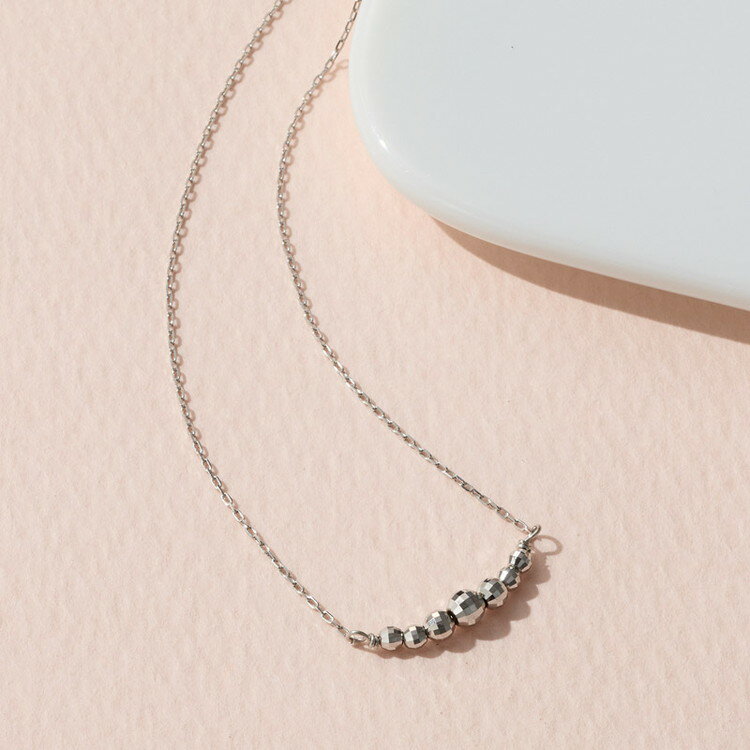 ワンランク上の貴金属、プラチナ。そのプラチナだけを使った価値ある正統派のプラチナジュエリー。7個のミラーボールがキラキラと輝くエレガントなネックレスです。プラチナ850全長約40cm（アジャスター3cm含む）、トップ:約0.3×1.6cm【...