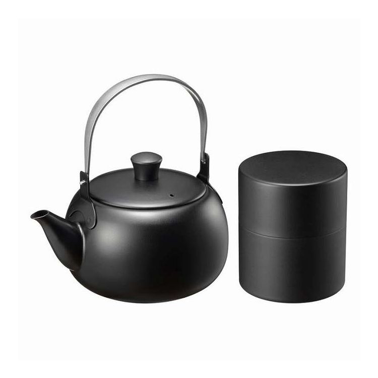 外面を黒塗装した一風変わった急須と茶筒のセット。日本製【セット内容】-サイズ：急須:14×11×14cm、茶筒:φ7.2×8.2cm重量/容量：-箱サイズ：12.5×19.5×10cm材質：本体・蓋:ステンレス鋼（焼付塗装）、つる手:ステン...