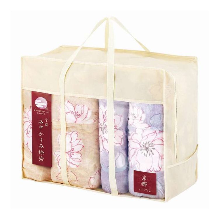 「日本の美」が受け継がれる古都・京都に残る捺染工場で染め上げました。グランドやリーフの部分は、版の彫りの深さを変える「段彫り」によって表現。濃淡が混ざりあった「かすみ」のようなぼかしで、優美な花柄を一層やわらかな印象に仕上げています。日本製...