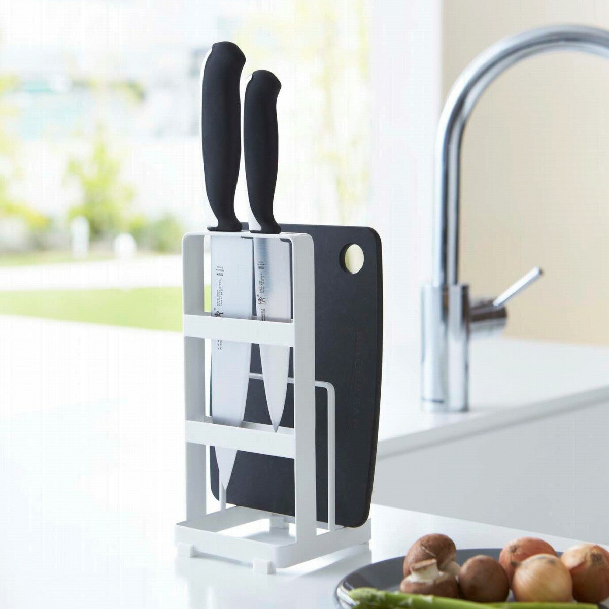 山崎実業 包丁＆まな板スタンド プレート ホワイトJANコード：4903208024365◆包丁とまな板を一括収納。◆薄いまな板と厚手のまな板を収納可能。【仕様】サイズ(約)：幅10×奥行10×高さ21.5cm　質量(約)：390g　材質：...