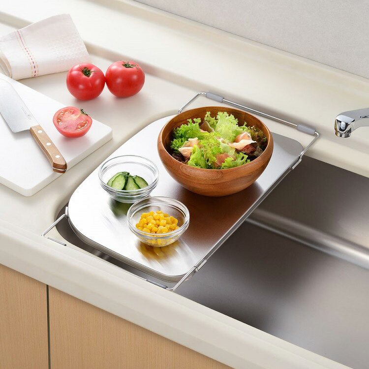 【商品サイズ】幅25.9×奥行45.4×高さ2.1cm（脚ゴム含む）【生産国】日本【材質】トレー：ステンレス鋼（クロム18%）、ハンドル：ステンレス鋼　（クロム18%、ニッケル8%）、脚ゴム：合成ゴム【商品説明】シンクの上に置き場所が増えて...