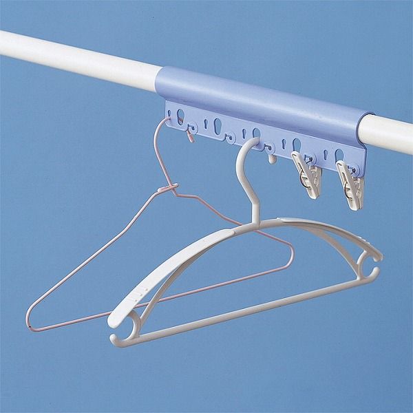 物干し竿専用の洗濯ハンガーホルダー！洗濯ハンガーの位置を固定し等間隔に洗濯物が干せる。取り付け簡単！横風による洗濯物のズレ・偏りを防ぐ。針金ハンガー用の小穴と、太めのハンガー用大穴の2種類がある親切設計。ハンガーの太さに応じて穴を使い分けら...