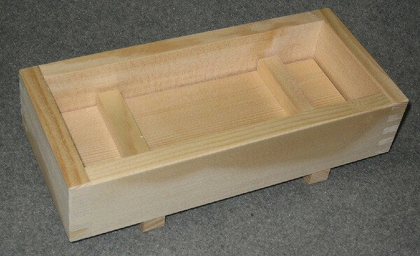 簡単に押し寿司が作れる便利な道具。規格：大重量（g）：400g製造国：日本商品サイズ（約）：幅11×奥行き24×高さ6.5cm材質：天然木【代引きについて】こちらの商品は、代引きでの出荷は受け付けておりません。【送料について】北海道、東北、...