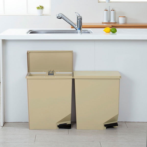 どちら側からでも踏めるペダルペダルが斜めに配置されているので、正面からも横からも開け閉め可能。横開きのフタなので、高さをおさえられます。サイズ（約）幅45×奥行25×高さ53cm材質:ポリプロピレン重量1.8kg容量35L対応ゴミ袋サイズ:...