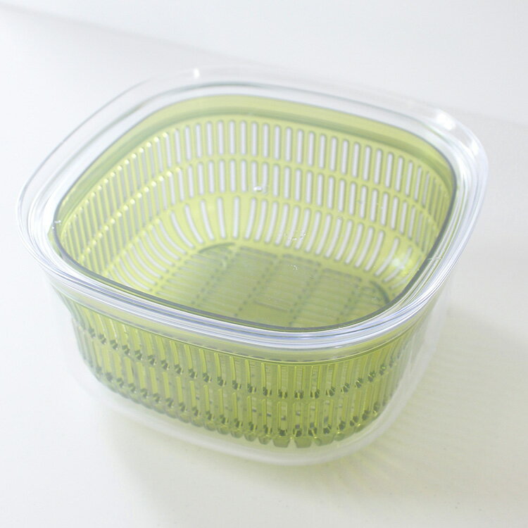 透明度の高いボウルとフタ、水切れの良いザルの3つがセットになった容器のレギュラーサイズ。野菜や果物を洗って水を切りそのまま保存できる。ふたを取ればボウルのまま食卓へ出せるデザイン。レタス・キャベツ・白菜などの葉物野菜の保存にぴったり。大きめ...