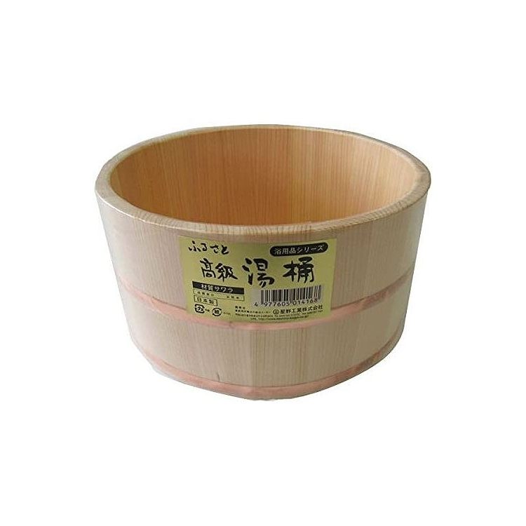 国産高級さわらを使用した木製湯桶。銅タガ。無塗装。天然素材のため、多少のささくれや表面仕上げのムラはご了承ください。さわら特有のヤニが出る場合がありますが、木が生きている証拠で、無害です。サンドペーパー等でこすると香りが復活します。木の収縮...