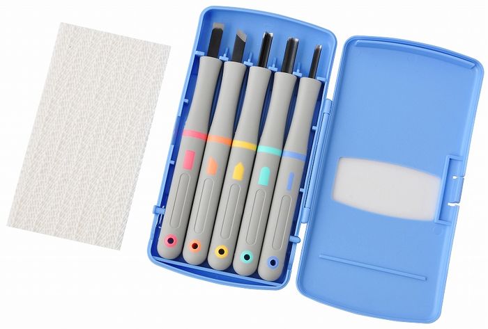 【商品詳細】刃物ですので取り扱いには十分注意してください。プラケース入り　5本組。全鋼製刃ケースサイズ：全長185×幅97mm　彫刻刀サイズ：全長160mm×幅15mmプラケース入り5本組刃：全鋼製セット内容：平刃・切り出し・三角刀・中丸刀...