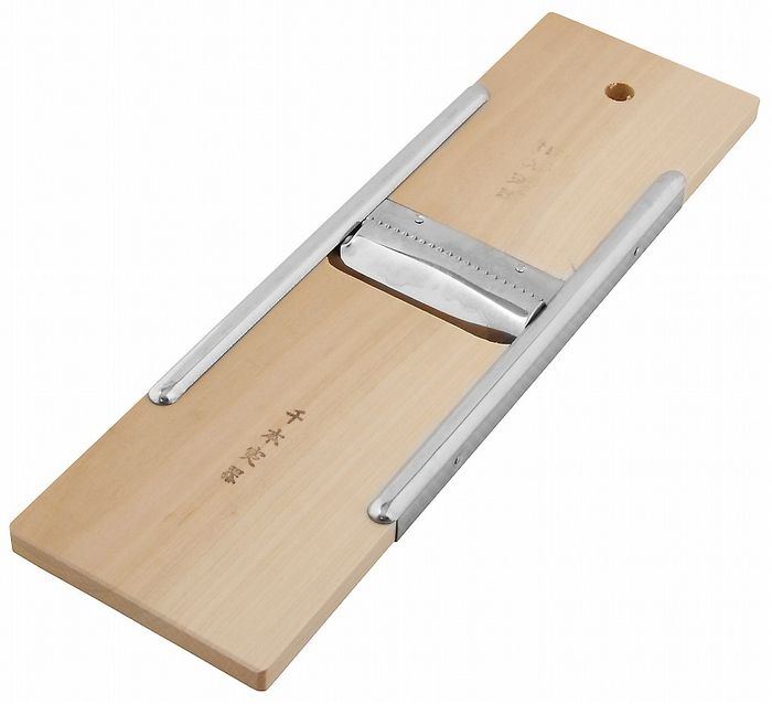 【商品詳細】切れ味が優れた、焼き入れ刃です。表面で千切り、裏面でツマ切りが手早くできます。用途：千切り、ツマ切り全長：約290mm幅：約83mm重量：約148g表面：千切り　裏面：つま切り注意：天然木を使用していますので、洗浄後の急激な乾燥...