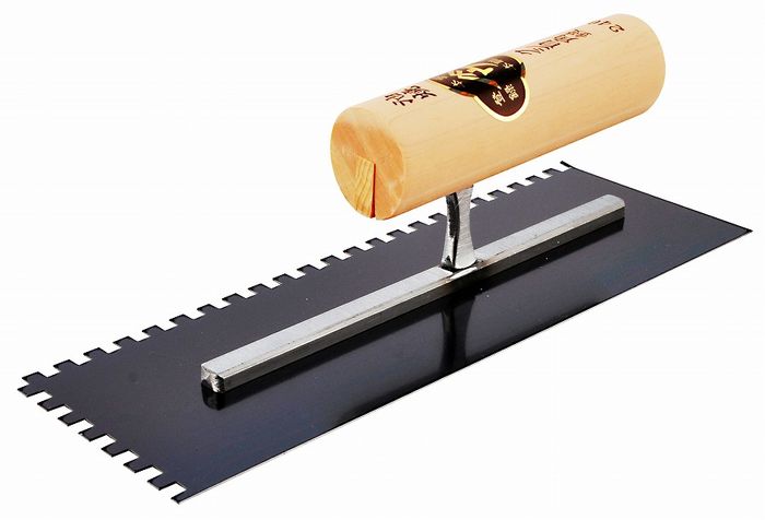 【商品詳細】本職用クシ目角鏝です。接着タイプで、背金はしなりの出ないクシメ専用を使用。用途：本職用クシ目角鏝全長：240mm重量：222gクシ目サイズ：5mm仕様：油焼板厚：0．5mm刃：ステンレス、柄：木【送料について】北海道、沖縄、離島...
