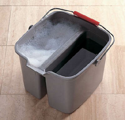 【商品詳細】●洗剤液とすすぎ水を同時に運べるバケットです。●耐久性、耐薬品性に優れています。●バケツ●清掃●容量(L):16.1●高さ(mm):257●間口(mm):371●奥行(mm):352●色:グレー●バケット：ポリエチレン●取っ手：...