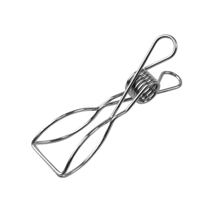 【商品説明】 物干し竿に直接干した洗濯物を固定できるステンレス製の竿ピンチです。 洗濯物が風によって動いたり、飛んでしまうのを防ぎます。 ハンガーごと固定すれば、衣類の間隔を保って効率よく乾かせます。 クレモアシリーズで揃えると空間をスタイ...