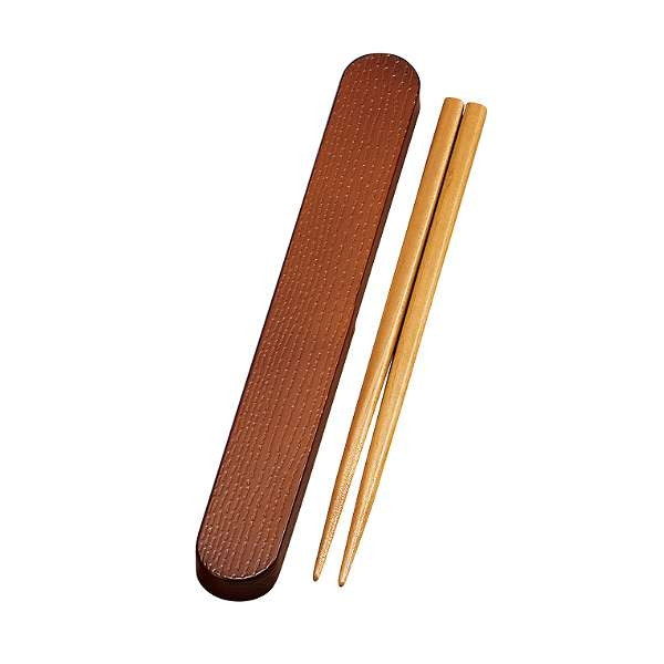 【商品説明】日本製のお箸と箸箱のセットです。箸箱は曲げわっぱのようなデザインがお洒落です。滑りにくく、持ちやすい木製のお箸です。お箸は18cmで、小学生のお子様から大人までお使いいただけます。箸箱用ベルトが付属しているので、持ち運びも安心で...