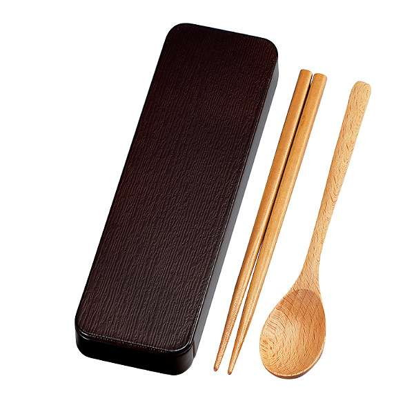 【商品説明】箸とスプーンの木製コンビセットです。ケースは曲げわっぱのようなデザインがお洒落です。お箸とスプーンは、滑りにくく、持ちやすいです。お箸とスプーンの長さは18cmで、小学生のお子様から大人までお使いいただけます。シリーズ商品のお弁...