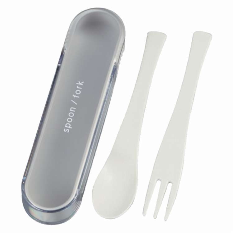 【商品説明】シンプルカラーで可愛いコンビセットです。スプーンとフォークの長さは約15cmで、食洗機対応しています。同じシリーズでランチタイムをもっと楽しくなります。【商品情報】■サイズ約 幅15.5×奥行4×高さ2（cm）　スプーン：長さ約...