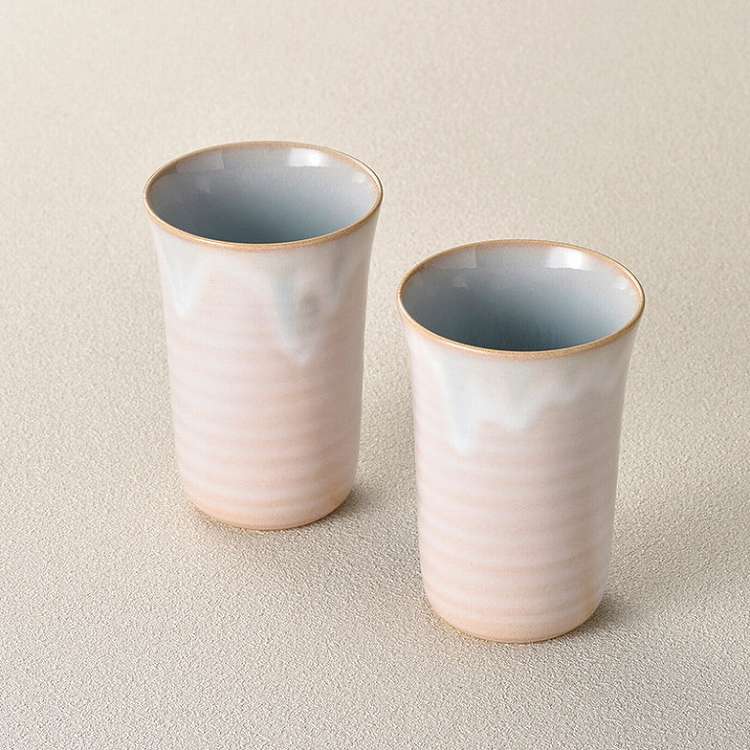 【商品詳細】流れ込んだガラスの釉薬がきれいな萩焼のペアカップです。材質:陶器生産国:日本【代引きについて】こちらの商品は、代引きでの出荷は受け付けておりません。【送料について】北海道、沖縄、離島は送料を頂きます。