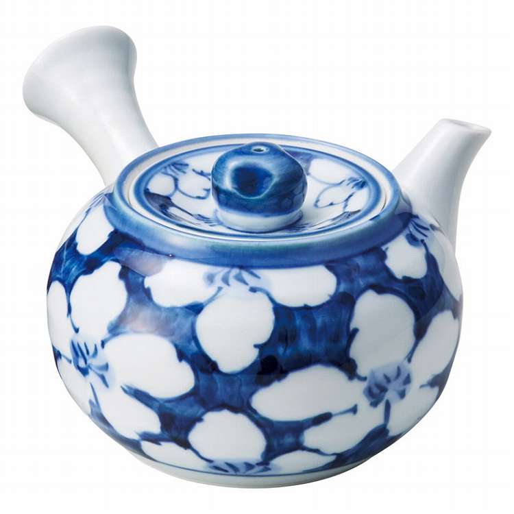 【商品詳細】古き良き時代からの贈り物。ヨーロッパ貴族が愛した格調高い古伊万里青磁絵の藍色の濃淡を至高の土と熟練職人さんの筆により光玉窯が焼き上げた本格的な手描きの急須です。家庭用食洗機使用可。材質:陶磁器生産国:日本【代引きについて】こちら...