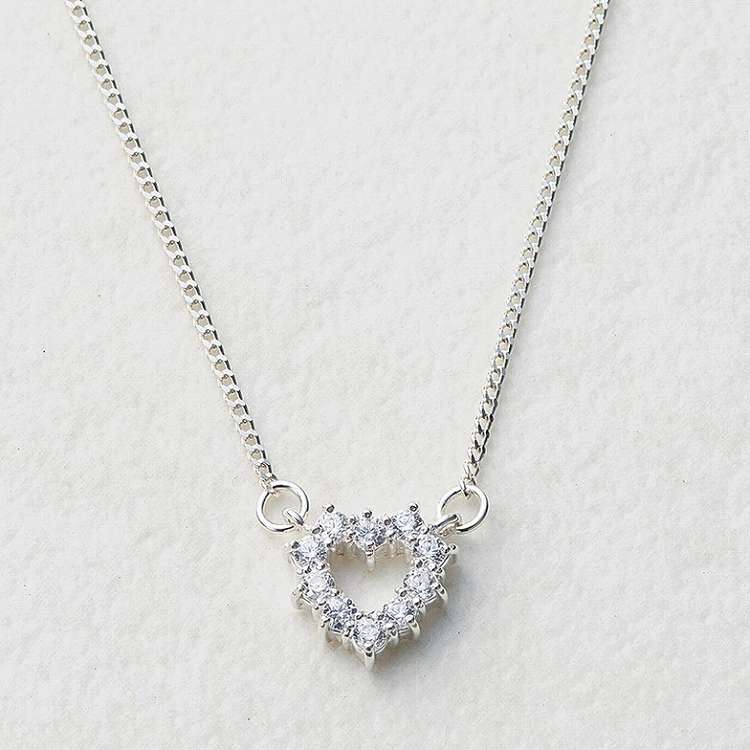 【商品詳細】シルバーポリッシュクロス（銀磨き）付。材質:シルバー925、キュービックジルコニア生産国:日本【代引きについて】こちらの商品は、代引きでの出荷は受け付けておりません。【送料について】北海道、沖縄、離島は送料を頂きます。