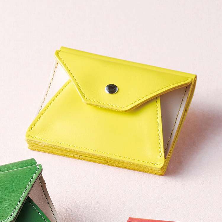 【商品詳細】コンパクト&シンプルがコンセプトの折り財布。セカンド財布としても重宝します。ホック開閉式。札入・ホック式小銭入×各1室、カード入×4室。材質:牛革（一部牛革（ヌメ革））生産国:日本【代引きについて】こちらの商品は、代引きでの出荷...